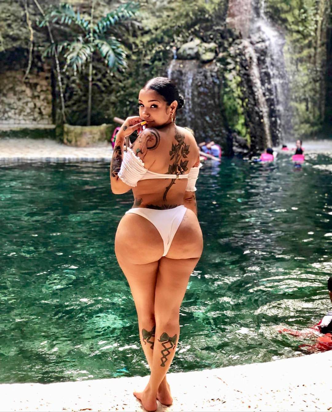 Roxanne Montana | Scrolller