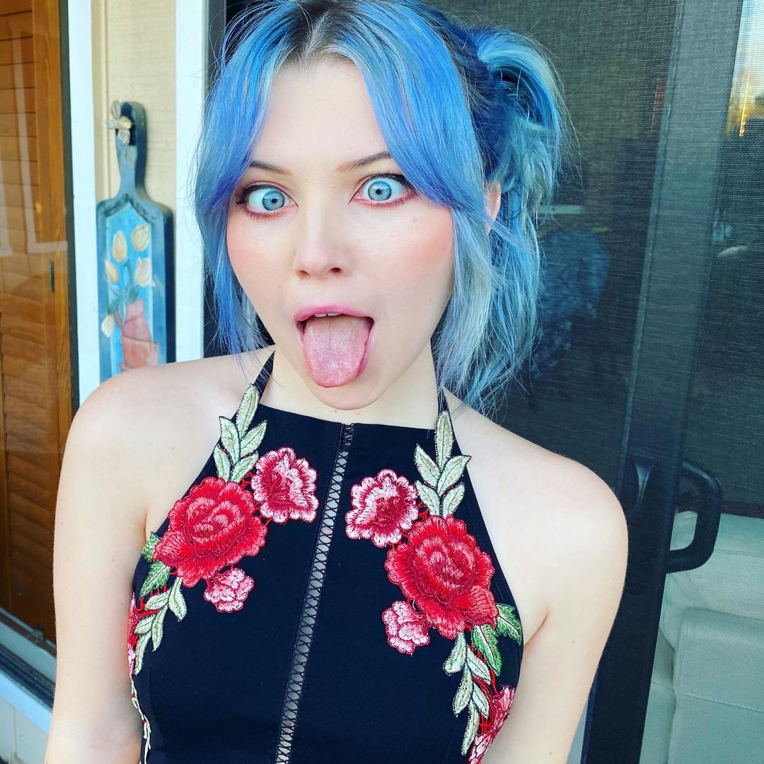 Sammi Hanratty | Scrolller