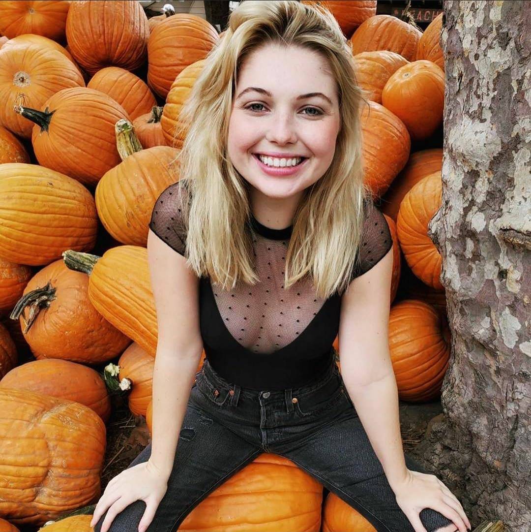 Sammi Hanratty - Giving blowjobs out in the pumpkin patch | Scrolller