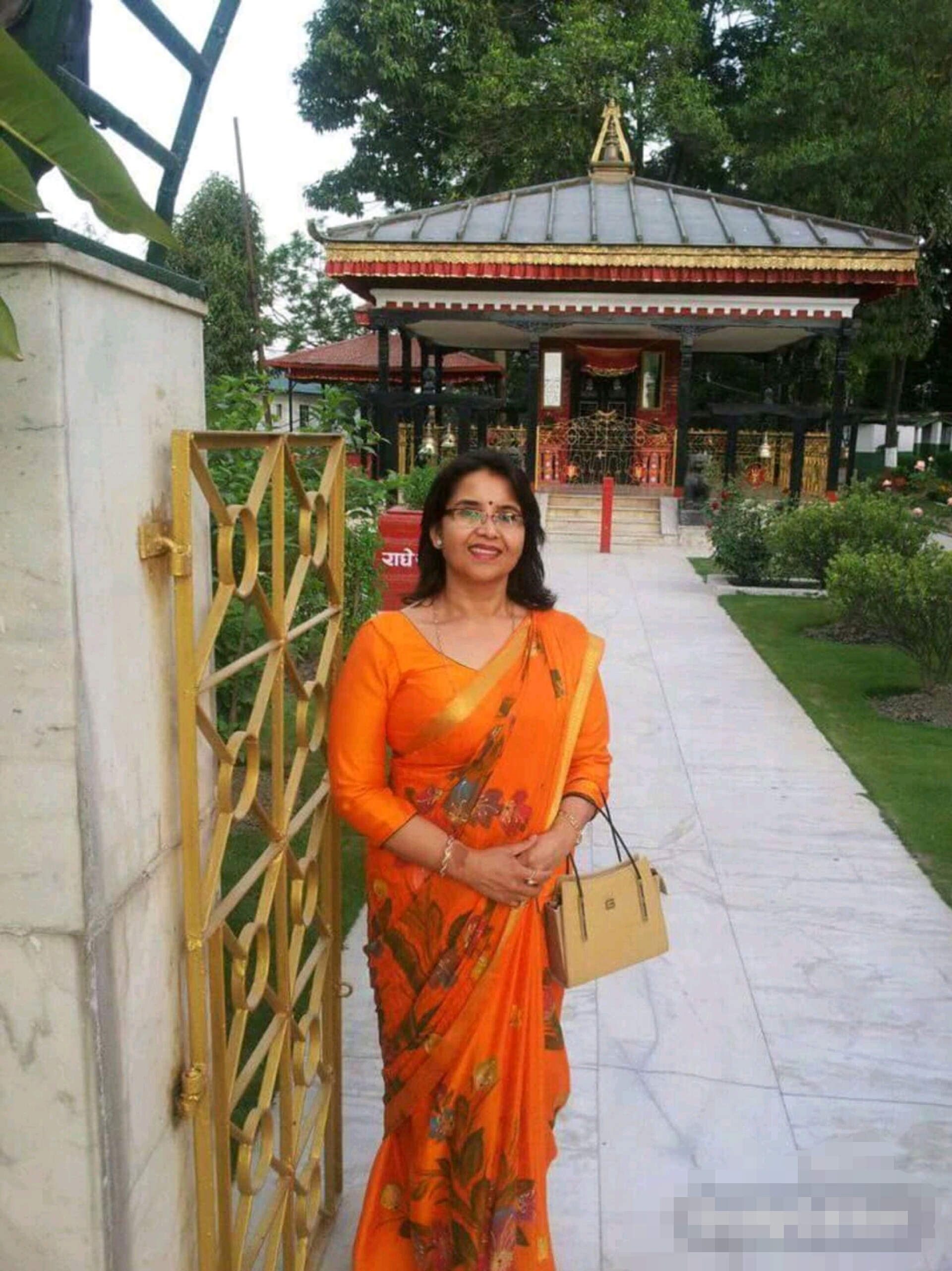 Sanskari aunty | Scrolller