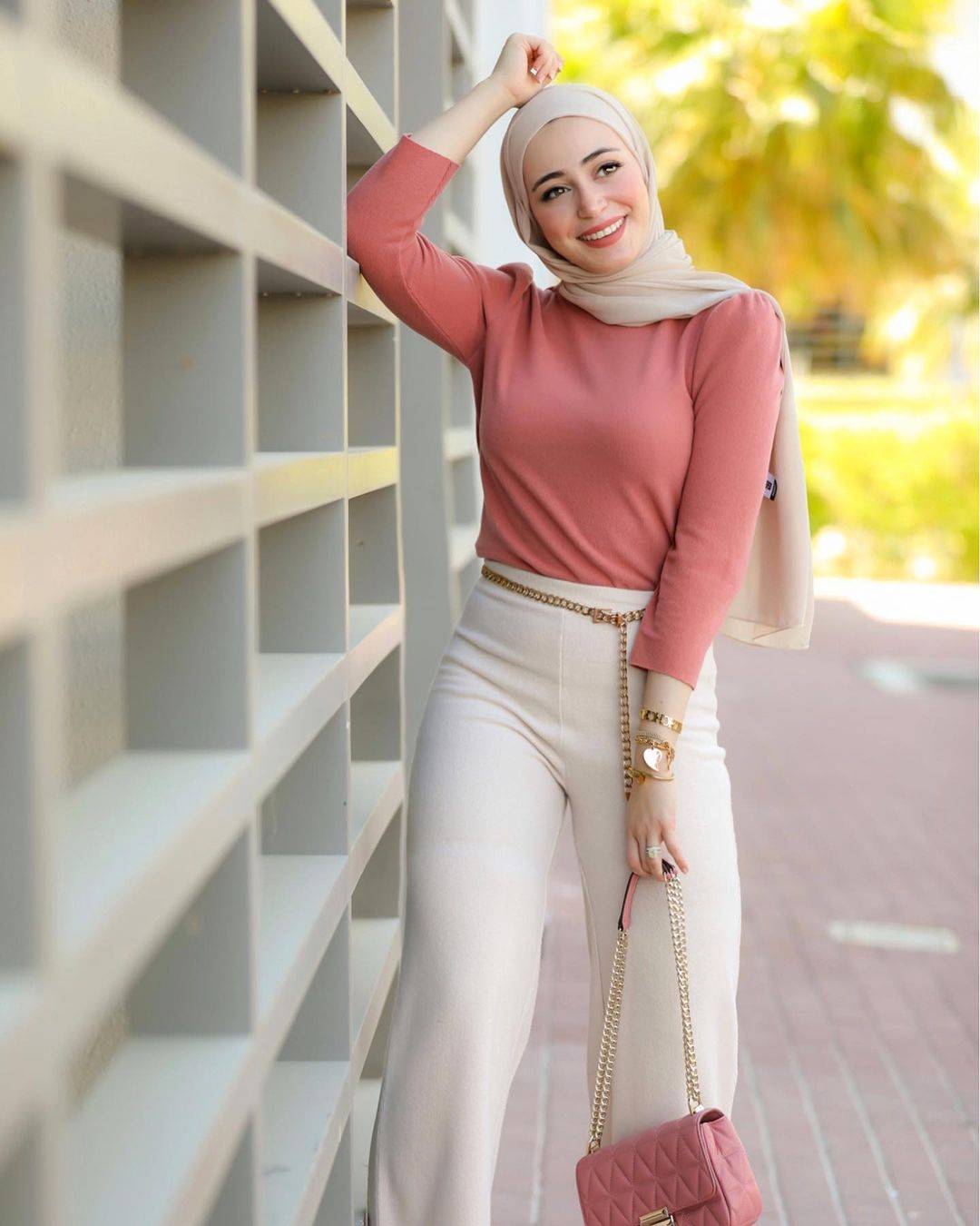 Sara Mousli | Scrolller