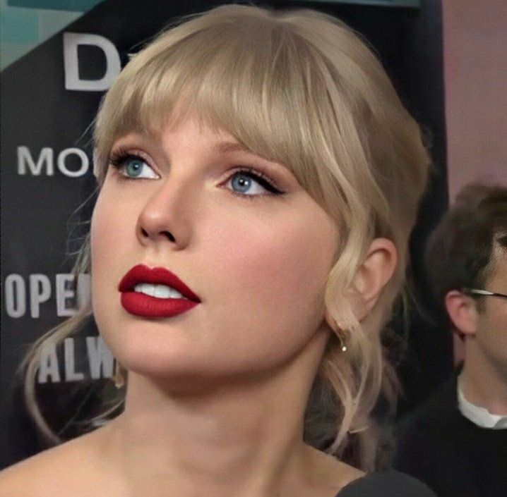 Taylor Swift | Scrolller