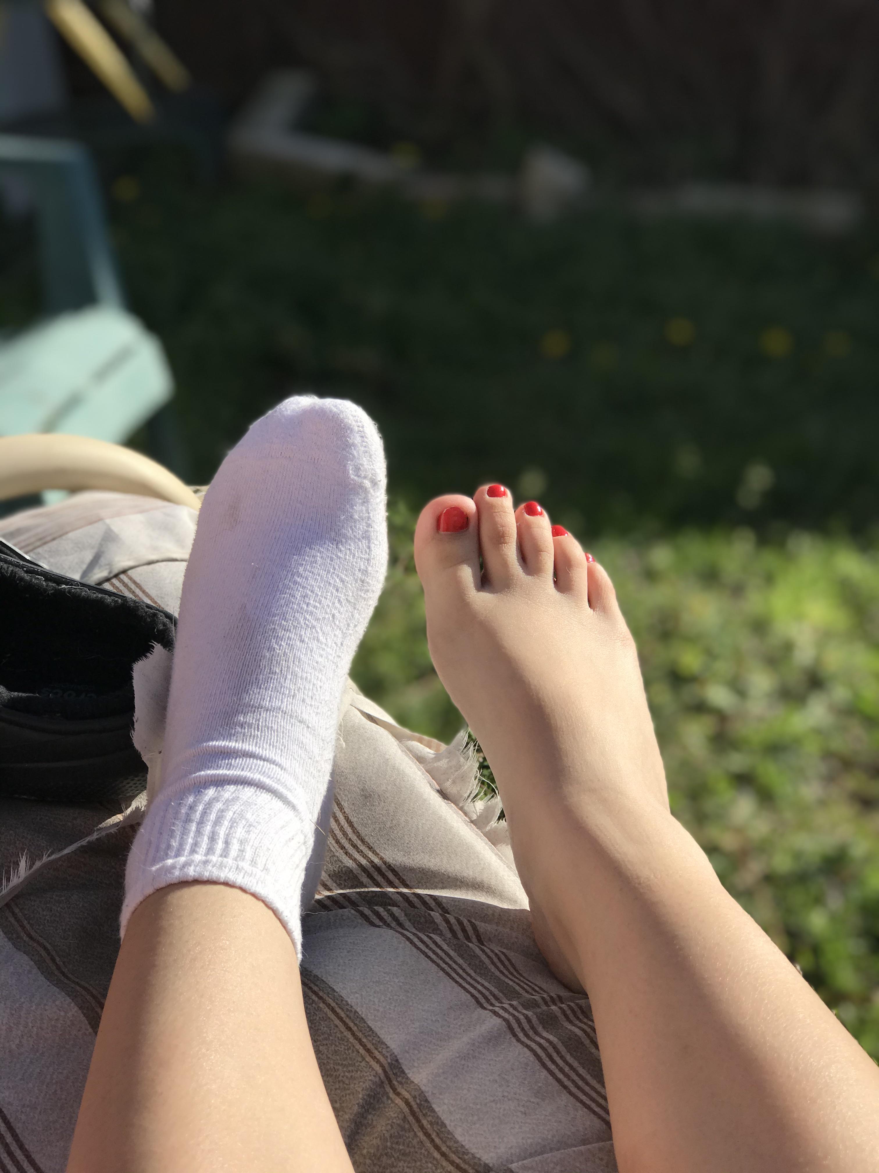See more of my toes and soles on my OnlyFans ☀️💛 https://onlyfans.com/cheekymell1 | Scrolller