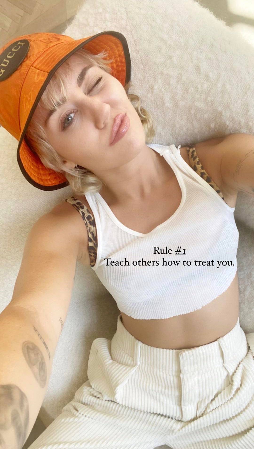 Selfie in a white crop top | Scrolller