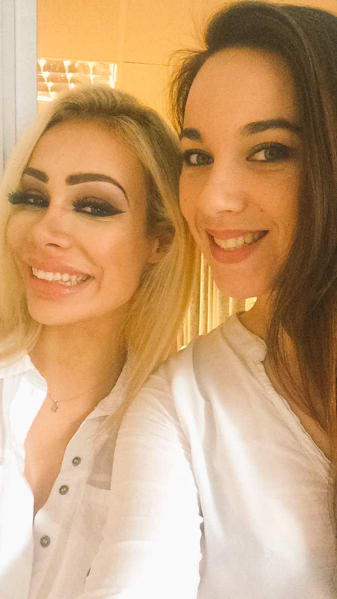 Selfie with Zoé Davis | Scrolller