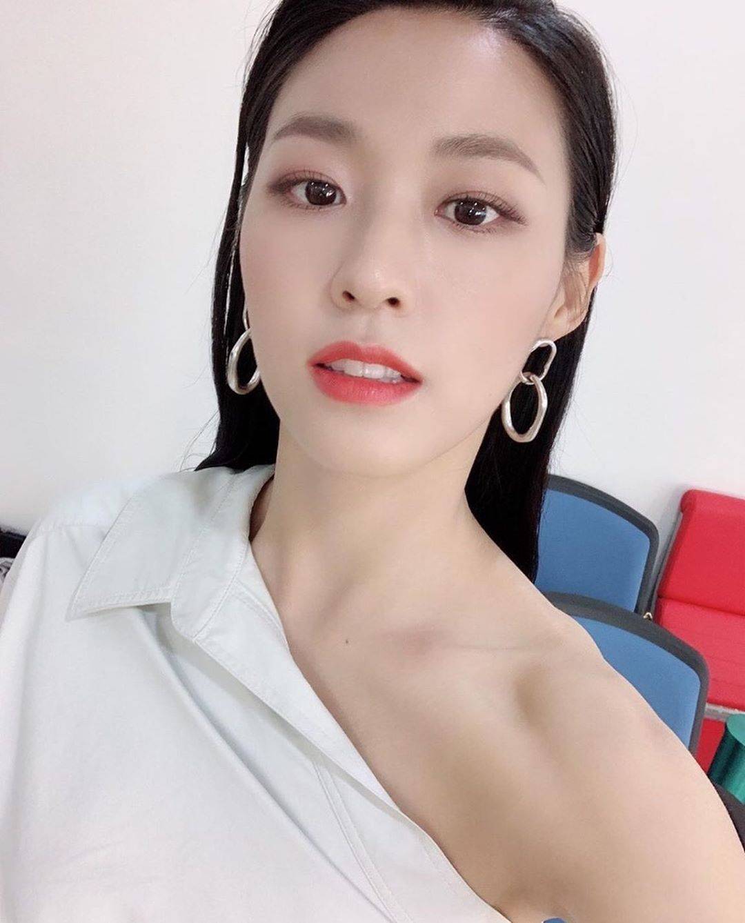 Seolhyun Selca | Scrolller
