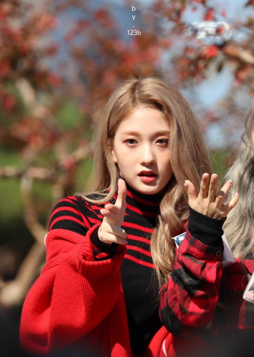 Seoyeon finger guns | Scrolller