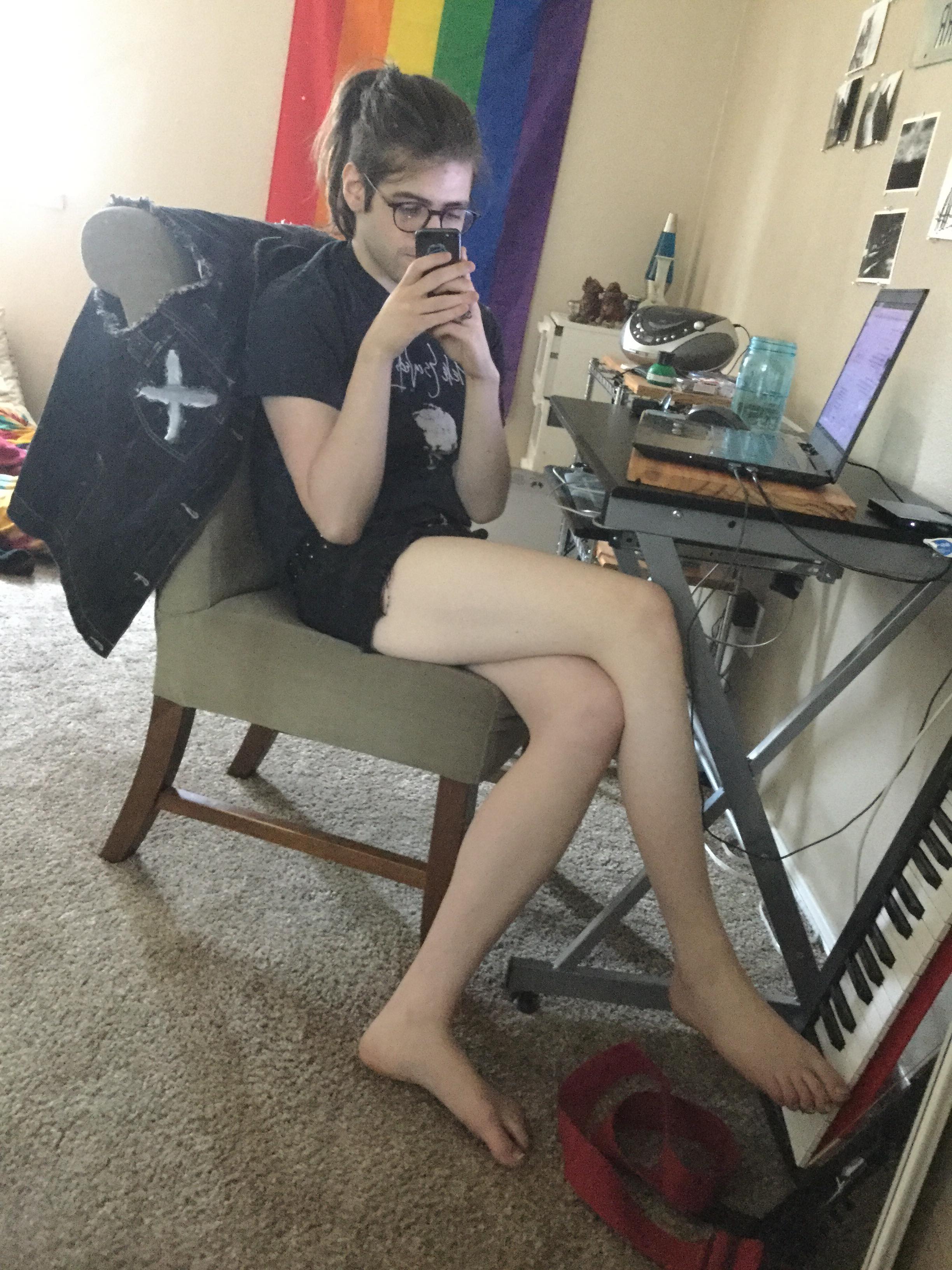 serving thighs and looks | Scrolller