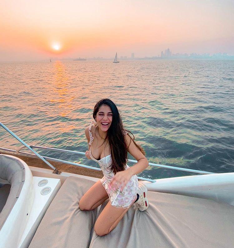 Setting Sun and Nice Cleavage | Scrolller