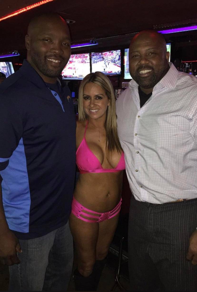 Sexy Bartender | Scrolller