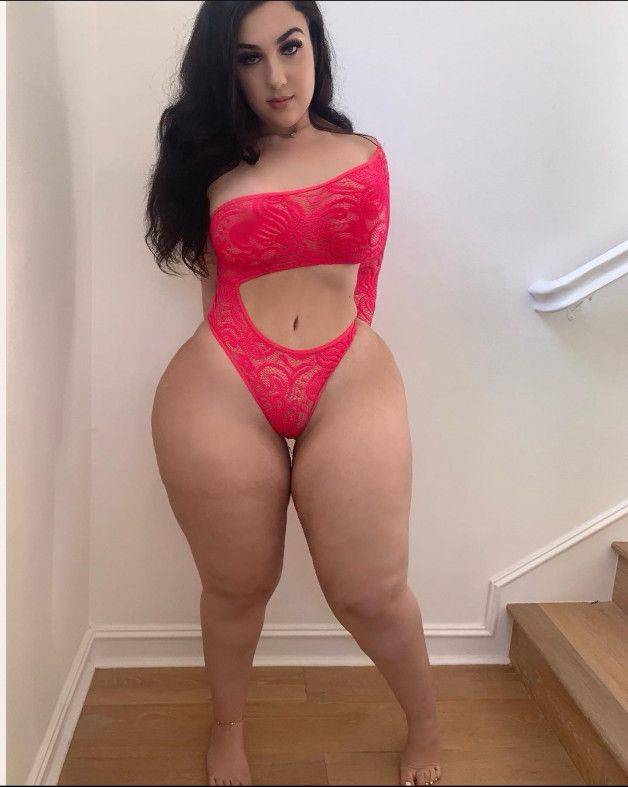 Sexy Curves | Scrolller