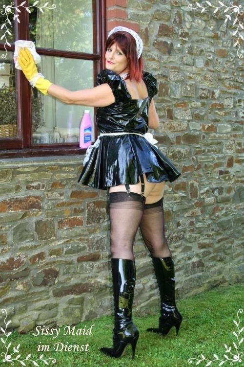 Sexy maid | Scrolller