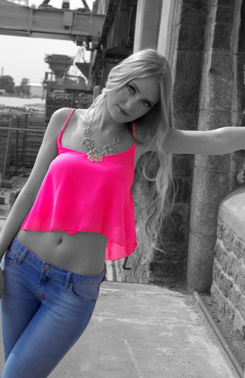 Sexy Midriff | Scrolller