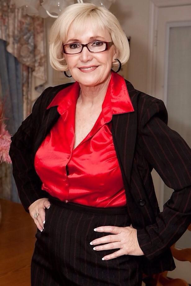 Sexy Office Granny | Scrolller