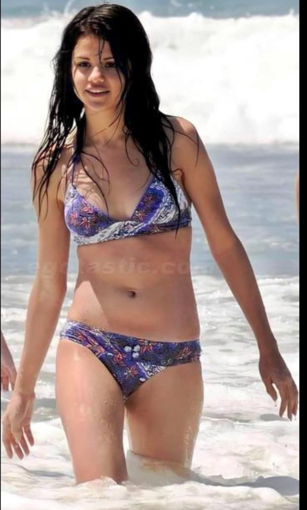 Sexy Selena | Scrolller