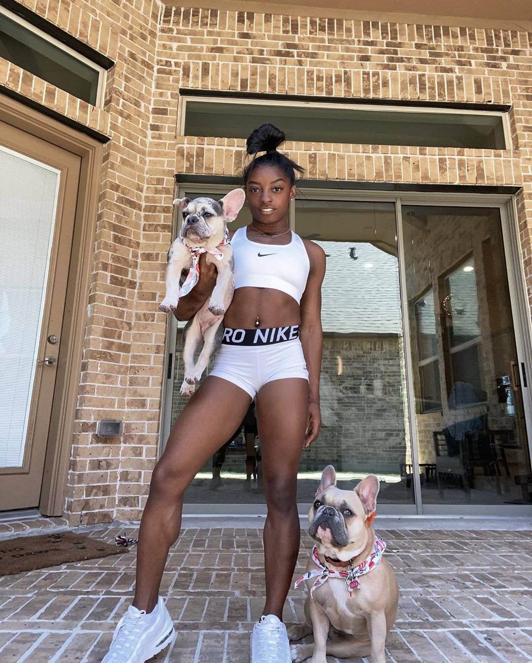 Sexy Simone | Scrolller