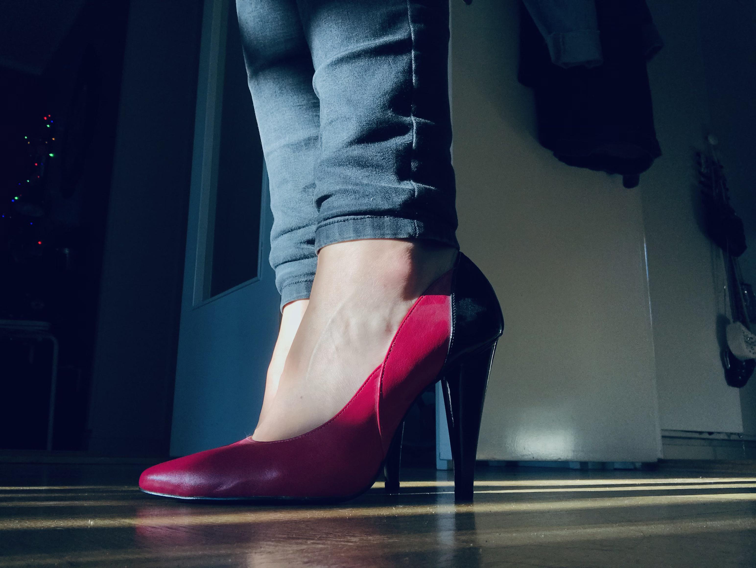 Shadow and light. 👠 | Scrolller