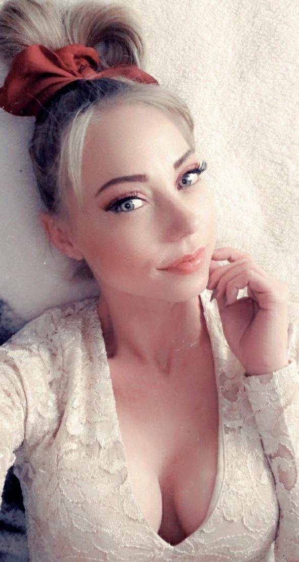 Shawna Lenee | Scrolller