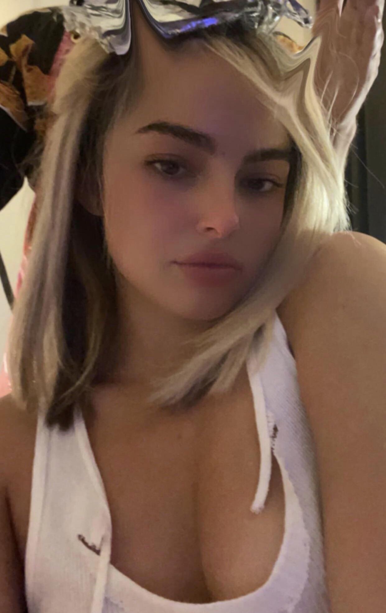 She Hot 🥵 Scrolller