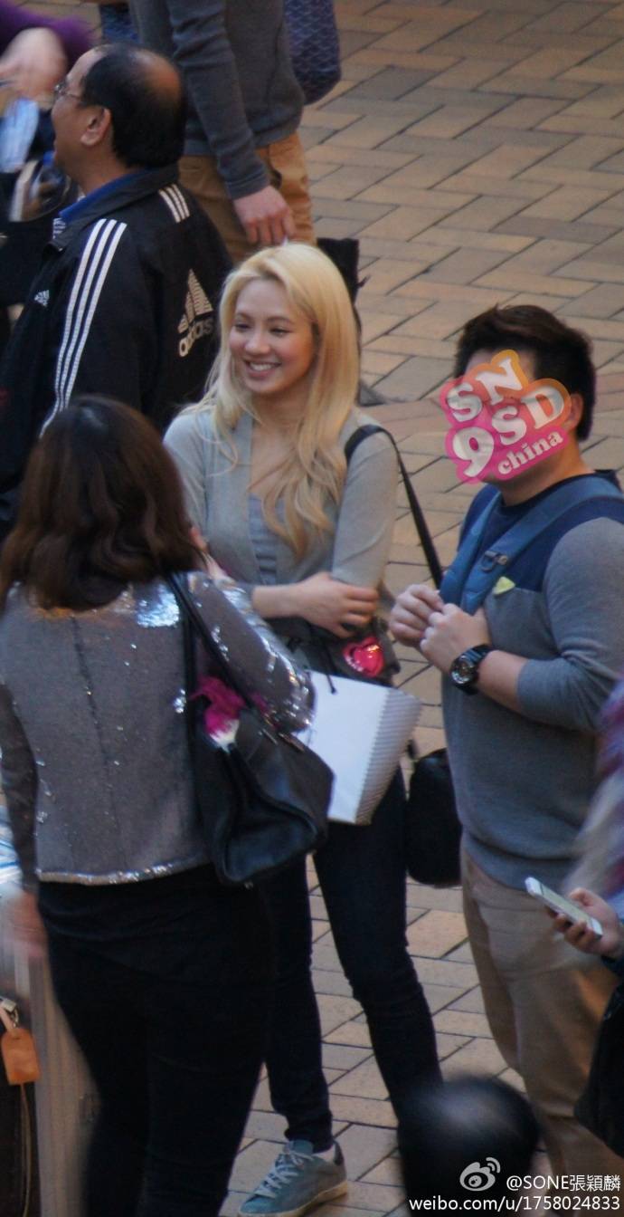 She lights up the room | Scrolller