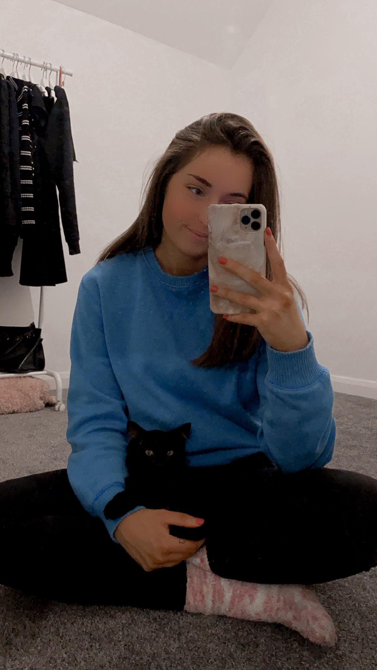 she likes to sit in my lap and i'm ok with that | Scrolller