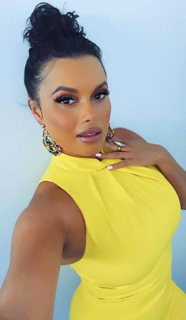 She look good in yellow too | Scrolller