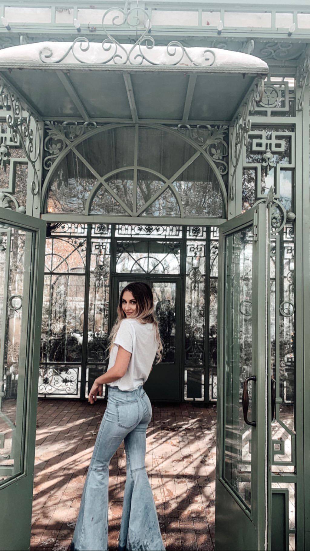 She looks amazing in jeans | Scrolller