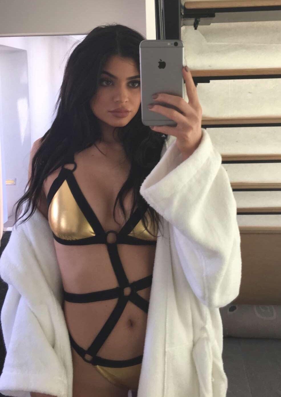 She looks amazing in that lingerie! | Scrolller