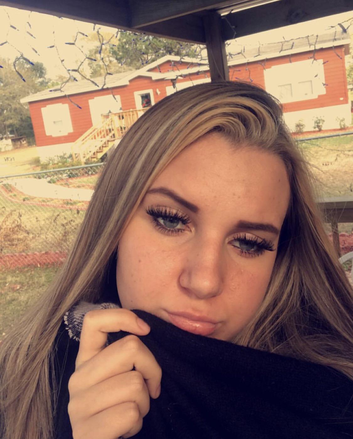 She needs someone | Scrolller