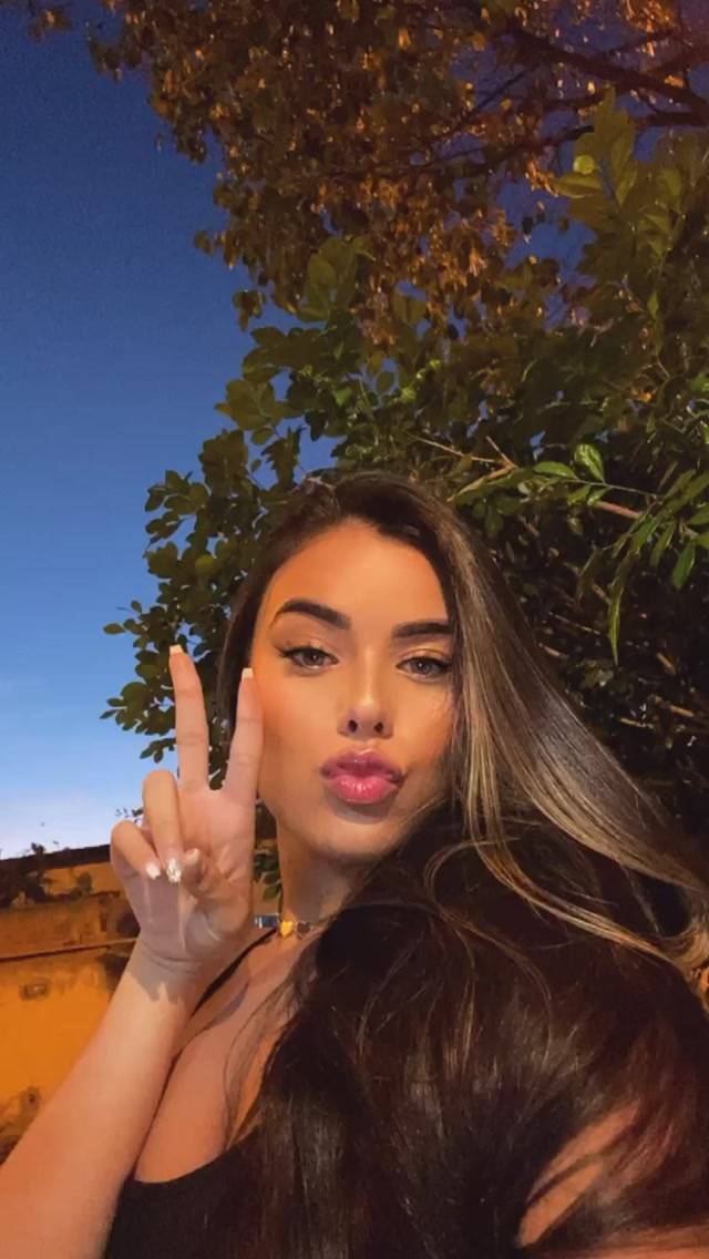 She never gets tired of her glossy amazing lips | Scrolller