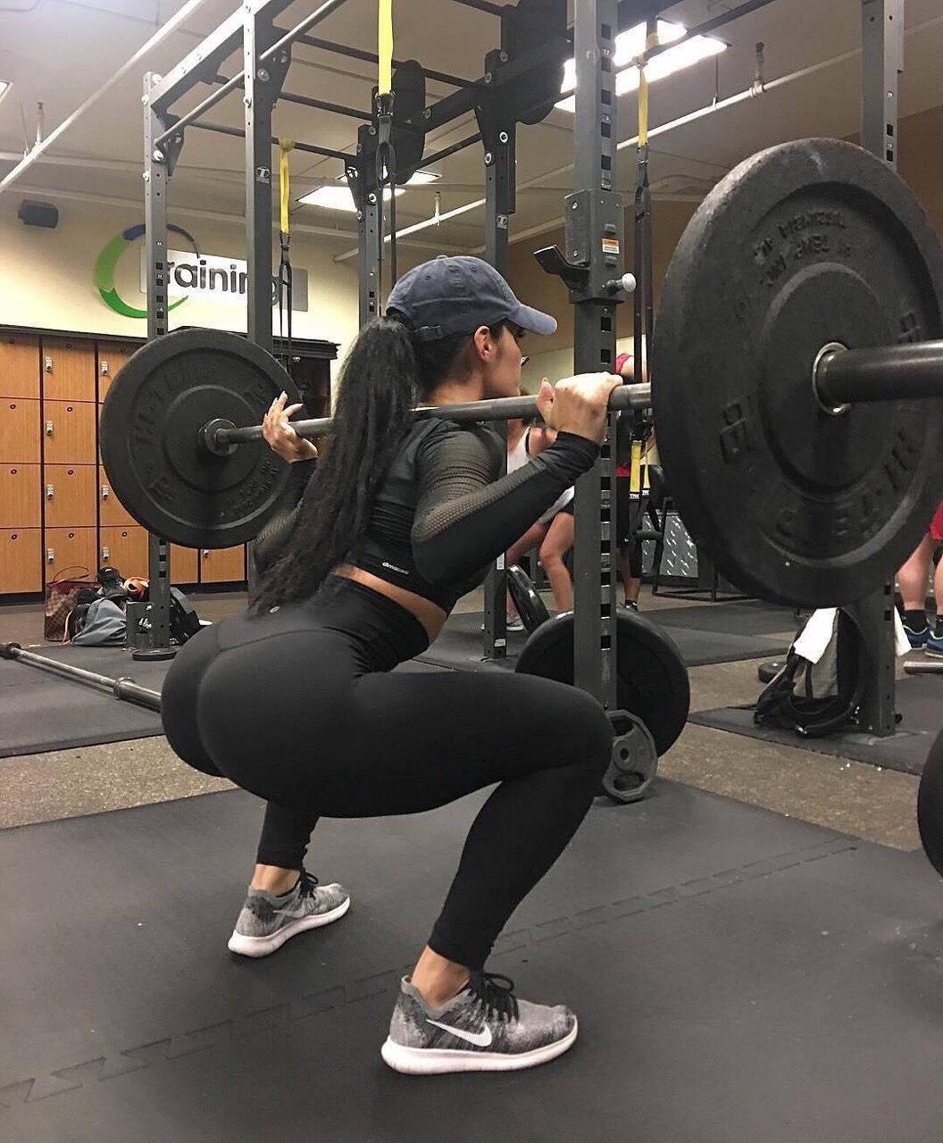 She squats | Scrolller