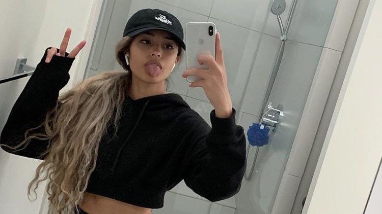 She sticking that long tongue out fur us 🍆 | Scrolller