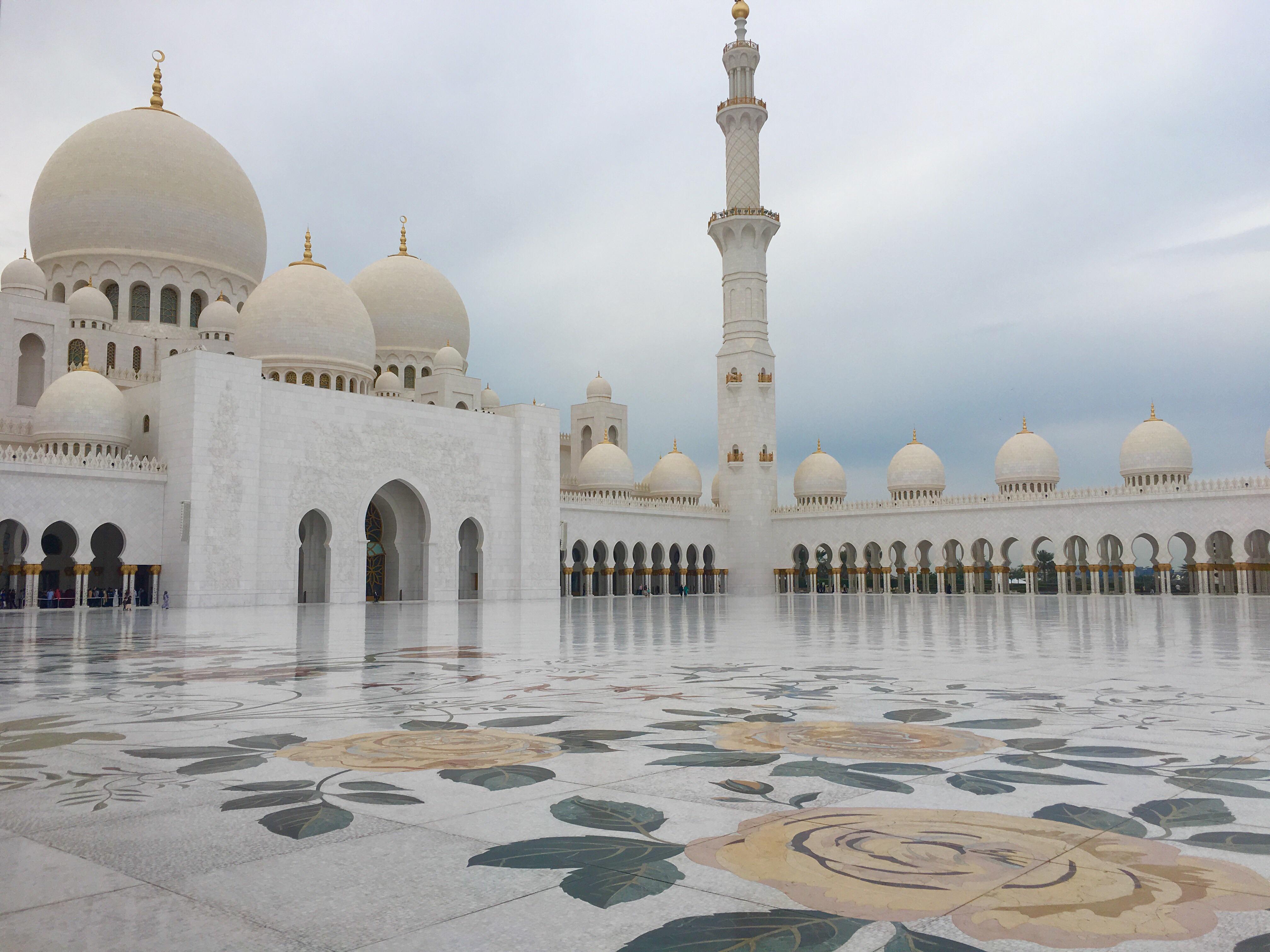 Sheikh Zayed Grand Mosque in Abu Dhabi | Scrolller