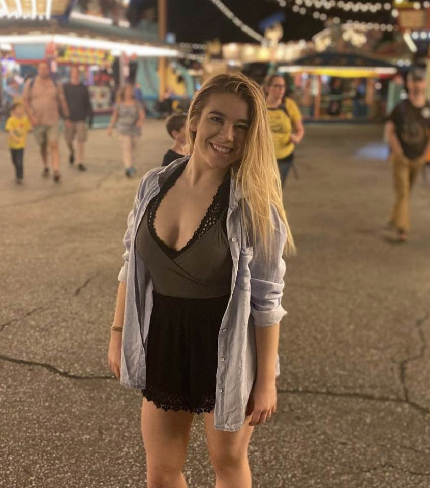 Shes looking very good at this fair | Scrolller