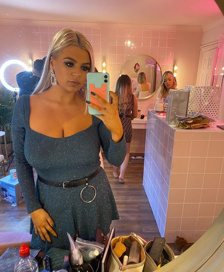 She's tryin | Scrolller