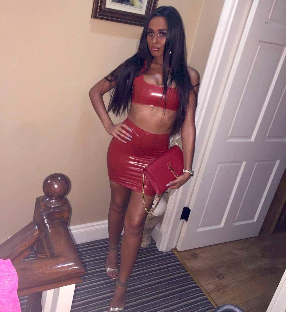 Shiny red chav bimbo | Scrolller