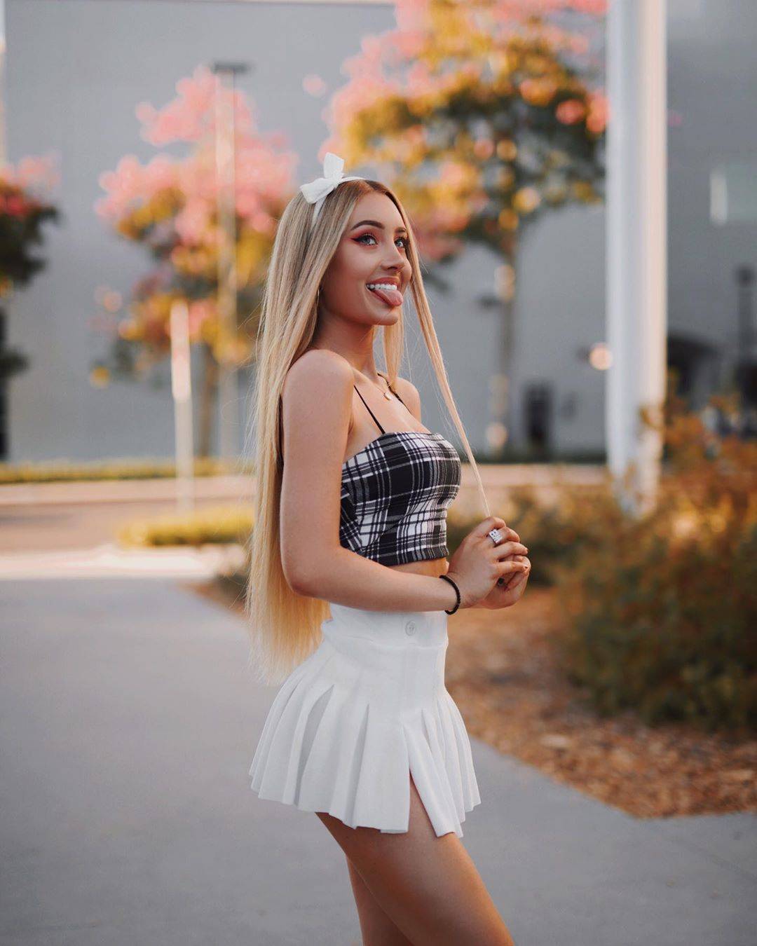 Short skirt | Scrolller