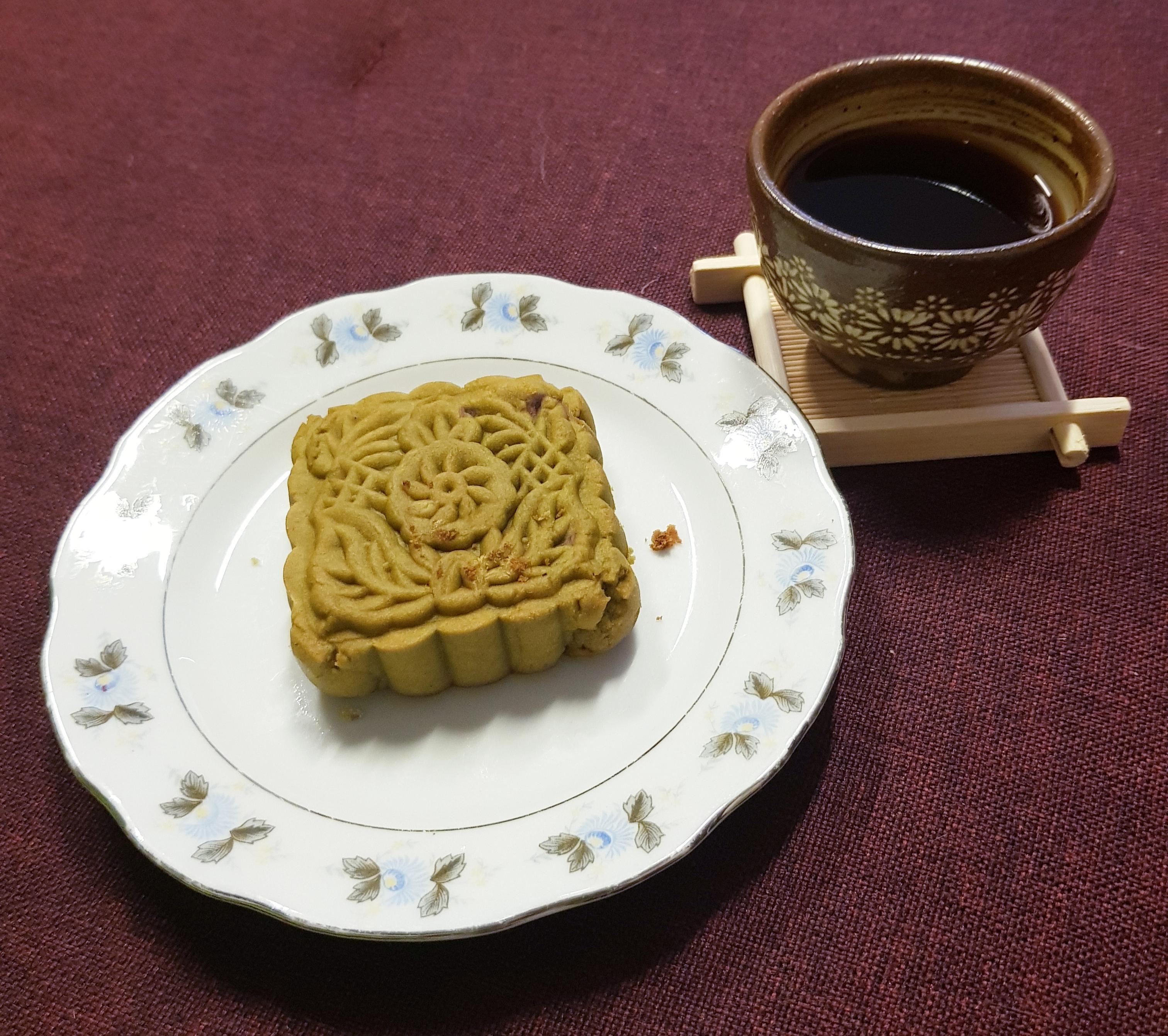 Shou pu er with a mooncake. A perfect pairing. | Scrolller