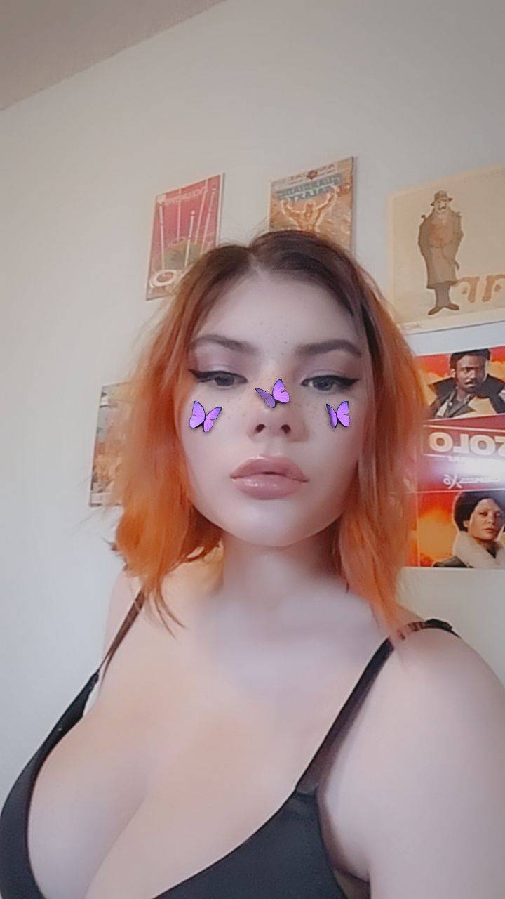 Peep the wall behind me👀 (OC) | Scrolller