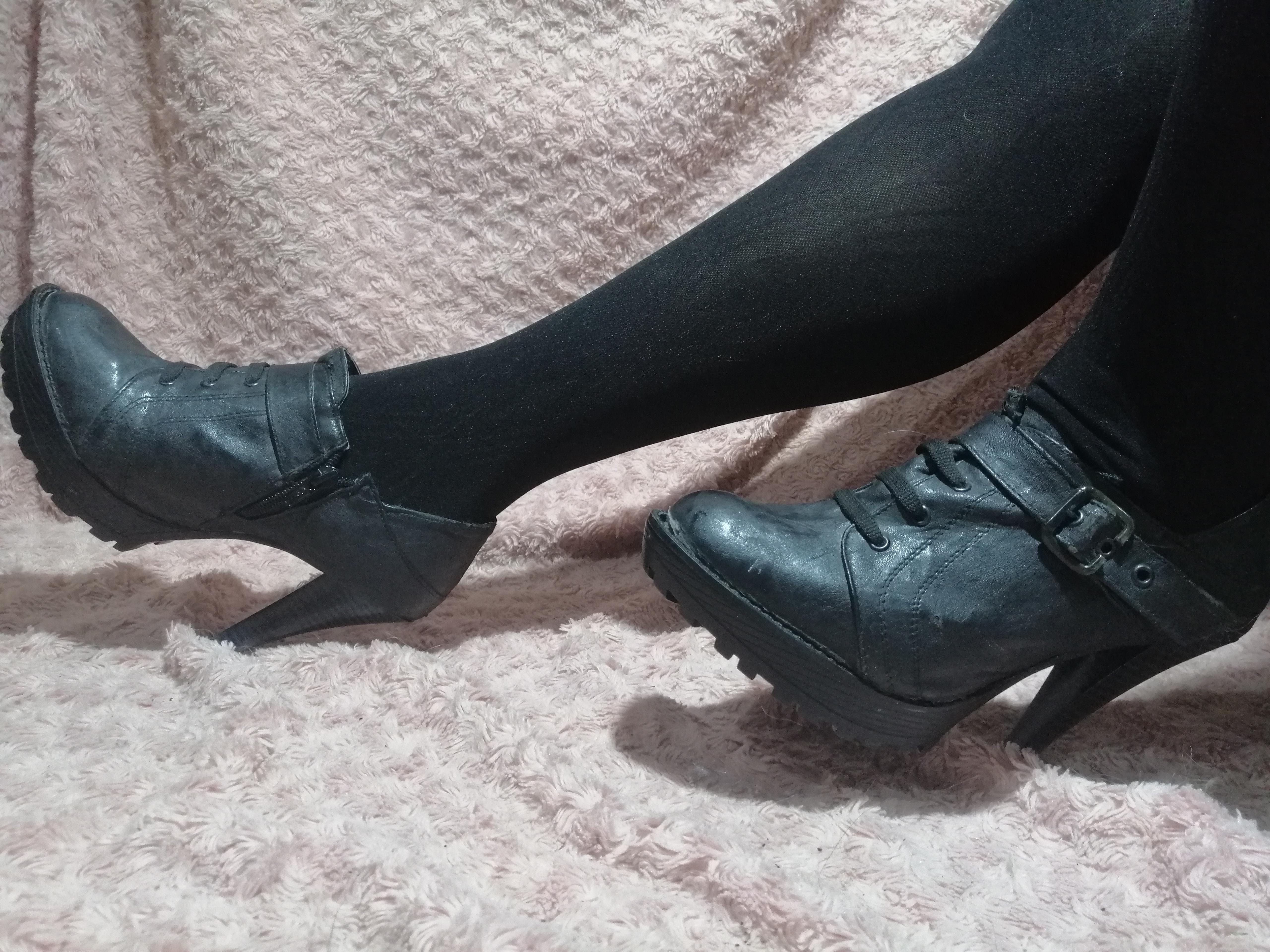 Should I Let You Lick My Heels Scrolller