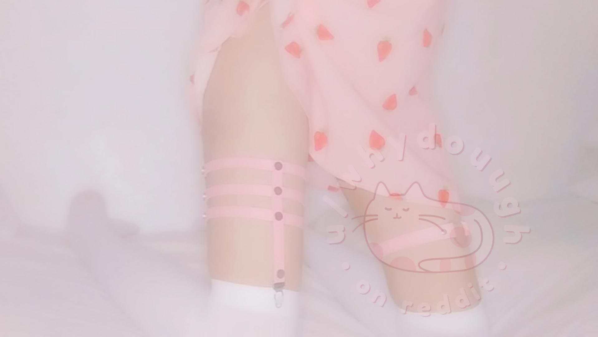 Should I lift it all the way up and show you my princess parts? 👀🧁 | Scrolller