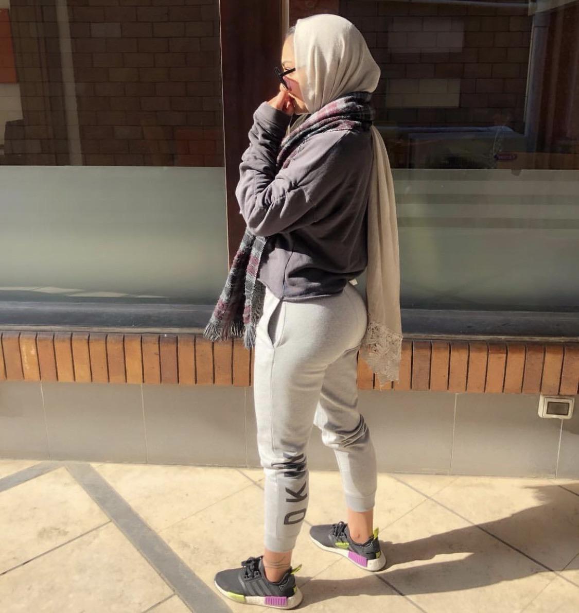 Showing her assets | Scrolller