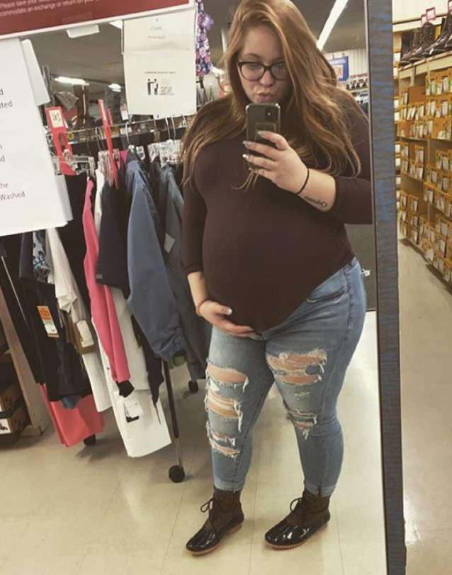 showing off her curves at 29 weeks | Scrolller