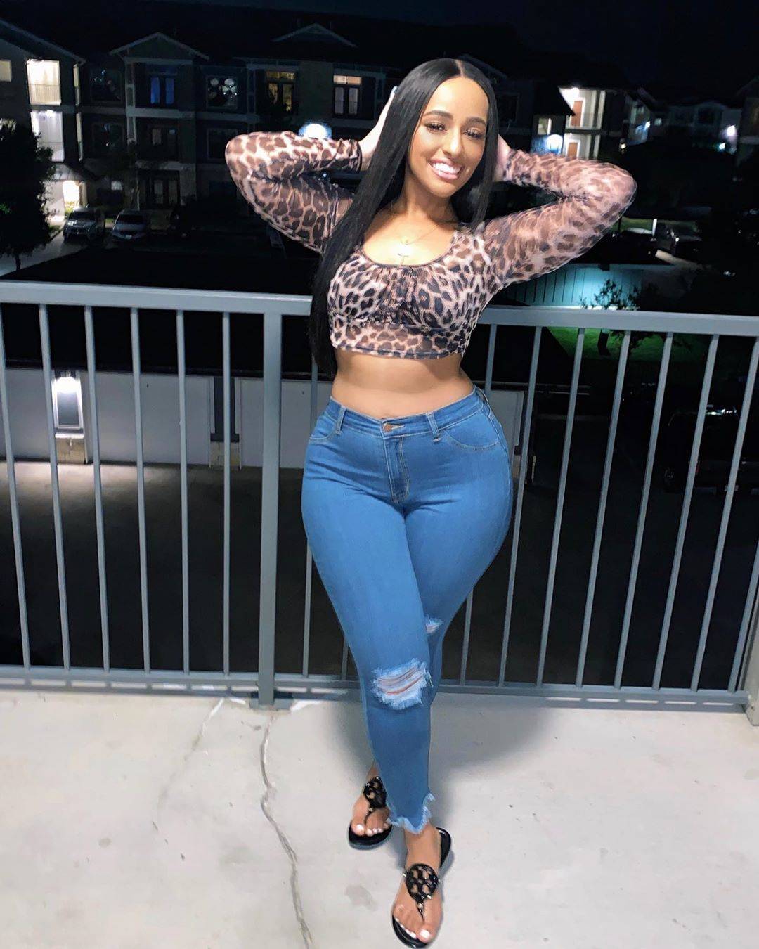 Showing off the waist | Scrolller