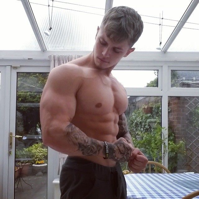 Showing off those arms | Scrolller