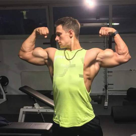 Showing off those biceps in the gym | Scrolller