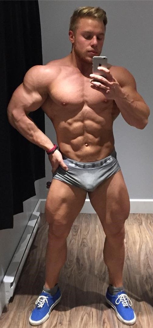 Showing off those muscles | Scrolller