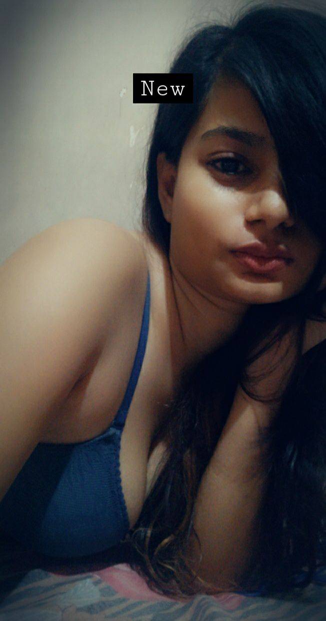 Shy chic | Scrolller