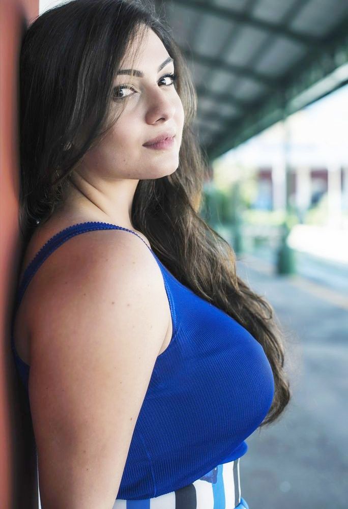 Sideboob and that look...kills 🔥 | Scrolller