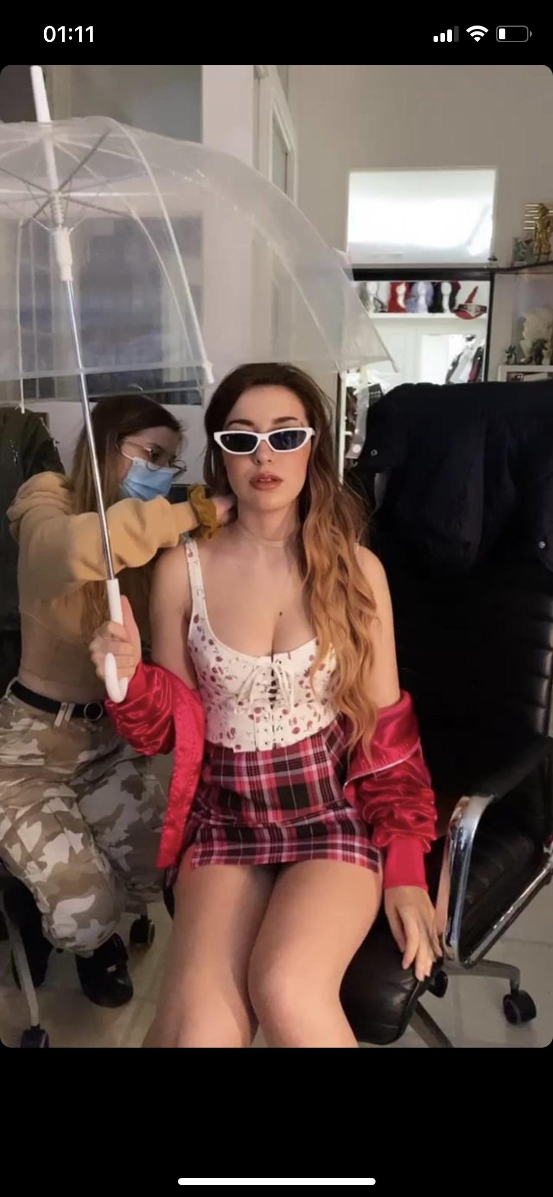 Sie lässt tiefer blicken | Scrolller